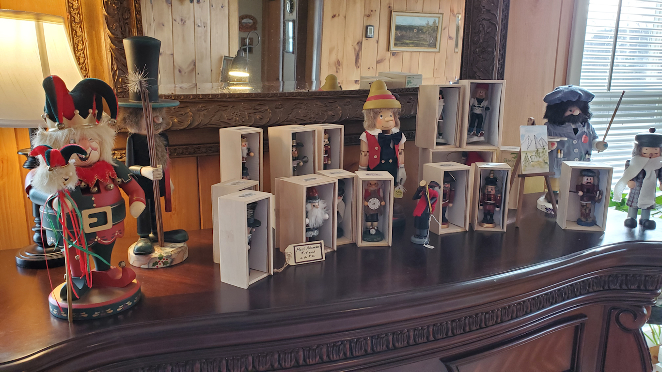 Mantle Ornaments | Amherst Shore Country Inn - Official Site